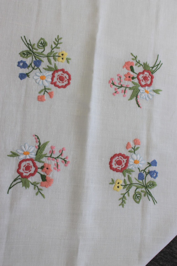 Håndbrodert duk - Epla