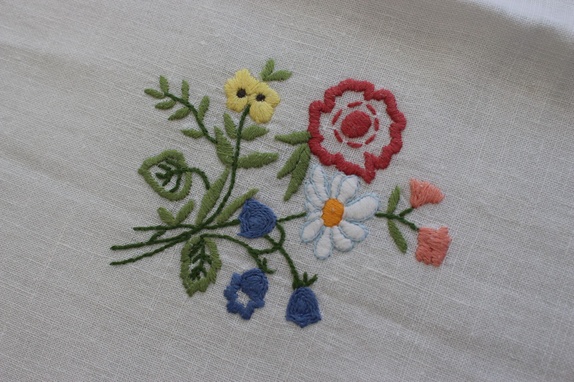 Håndbrodert duk - Epla