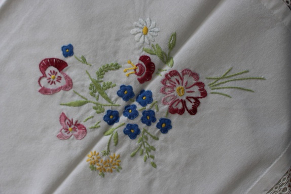Håndbrodert vakker duk - Epla