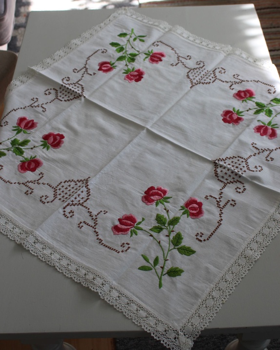 Duk håndbrodert - Epla