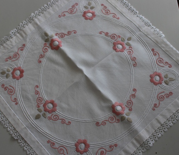 Flott liten håndbrodert duk - Epla