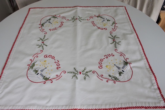 Håndbrodert duk - Epla