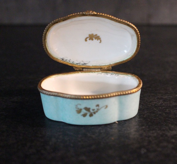 Nydelig eldre pille boks med messing - Epla