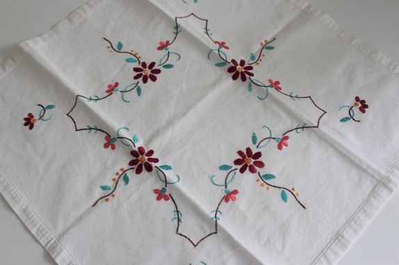 Håndbrodert duk - Epla