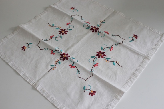 Håndbrodert duk - Epla