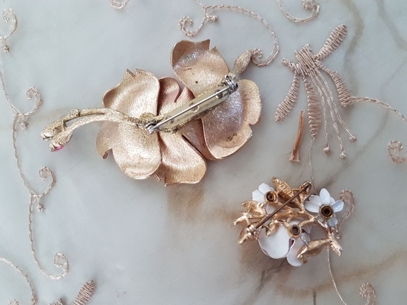 2 Vintage Rosa Brosjer - Epla