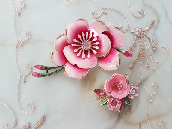 2 Vintage Rosa Brosjer - Epla