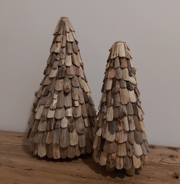 Tre av drivved pinner - Epla