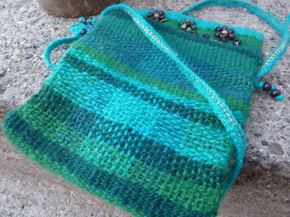 Liten vevd veske med perlepynt - Epla