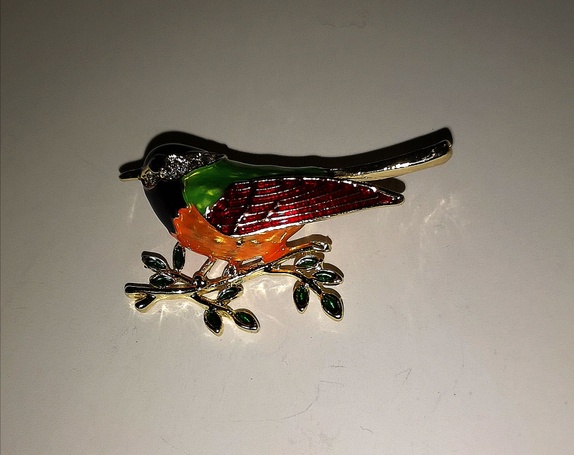 Fugl Gullfarget Brosje / Nål med og "diamanter " Rhinestone og malte fargerike partier - Epla