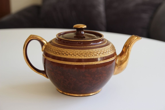 Tekanne med gulldekor - Epla