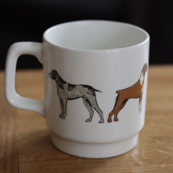 Krus med hundemotiv fra Figgjo Flint - Epla