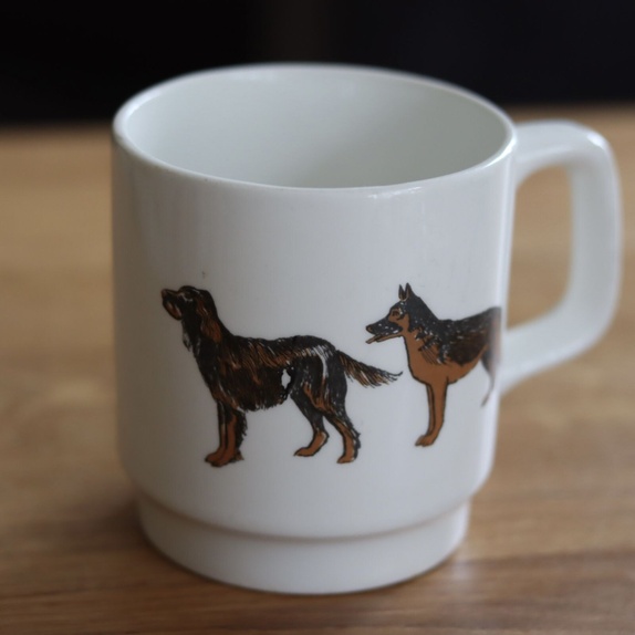 Krus med hundemotiv fra Figgjo Flint - Epla