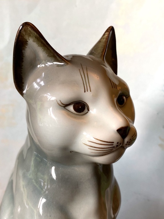 Gråpus - Stor katt i porselen. - Epla