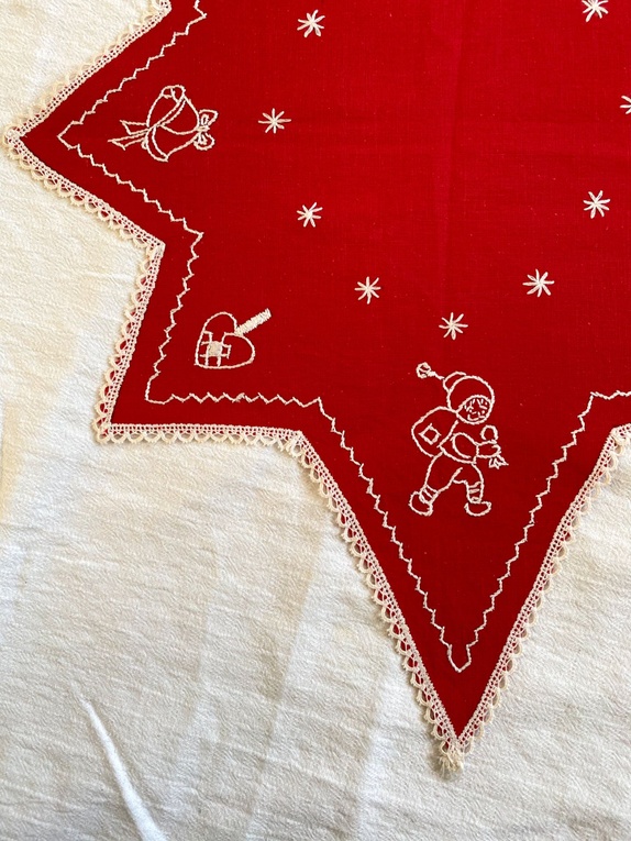 Gammel juleduk med håndbrodert mønster 47 cm - Epla