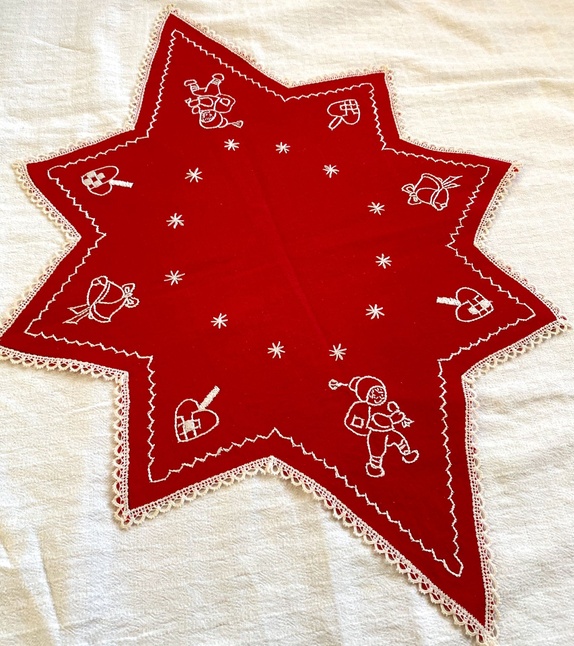 Gammel juleduk med håndbrodert mønster 47 cm - Epla