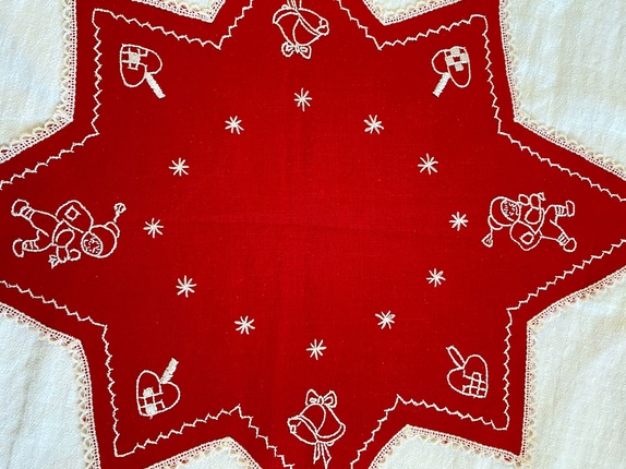 Gammel juleduk med håndbrodert mønster 47 cm - Epla