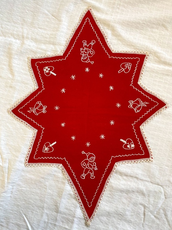 Gammel juleduk med håndbrodert mønster 47 cm - Epla