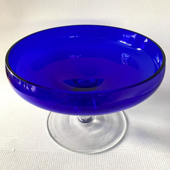 Vakker blå skål på stett - Epla