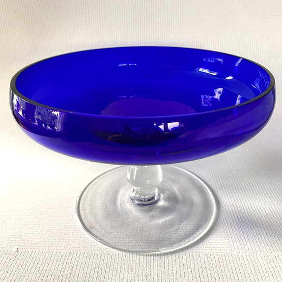 Vakker blå skål på stett - Epla