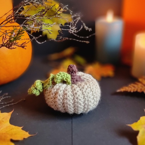 Dekorative gresskar, heklet i ren ull. - Epla