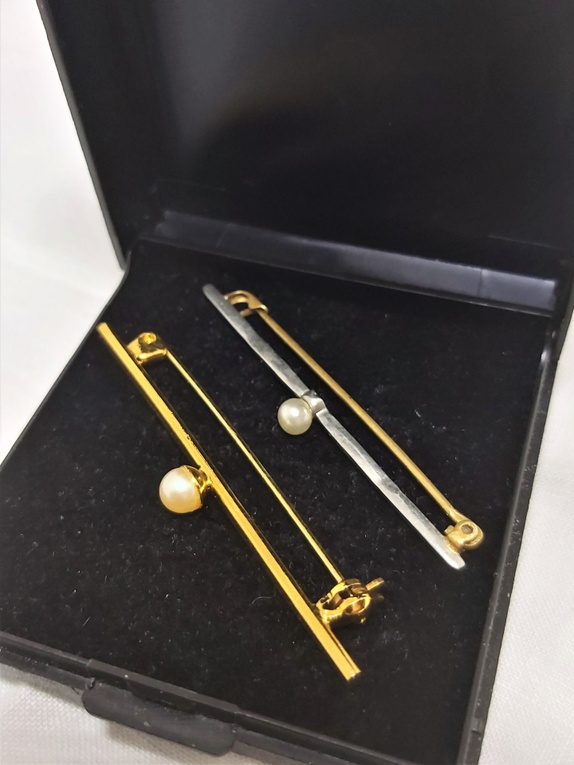 To vintage brosjer med faux perler - Epla