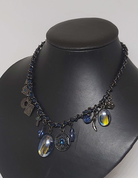 sort halslenke med mange charms, punk, steampunk, retrofuturisme,gothic smykke, punkrock-smykke ...