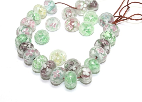 19 lampworkperler i pastellfarger med blomster - Epla
