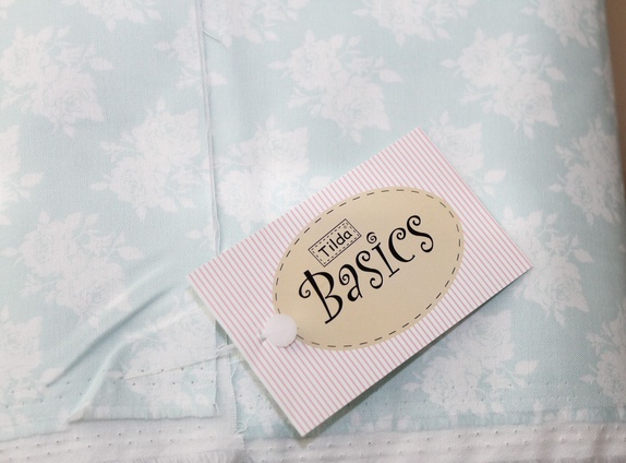 Stoff i bomull Lys mintgrønn med hvite roser - Epla