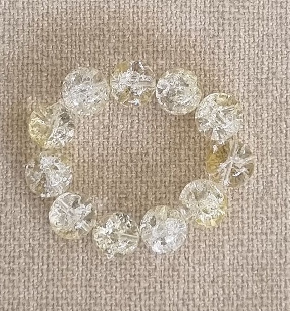 Krakkelert svakt gule glassperler - Epla