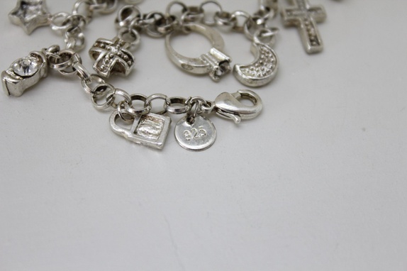 Sølvfarget armbånd med charms - Epla