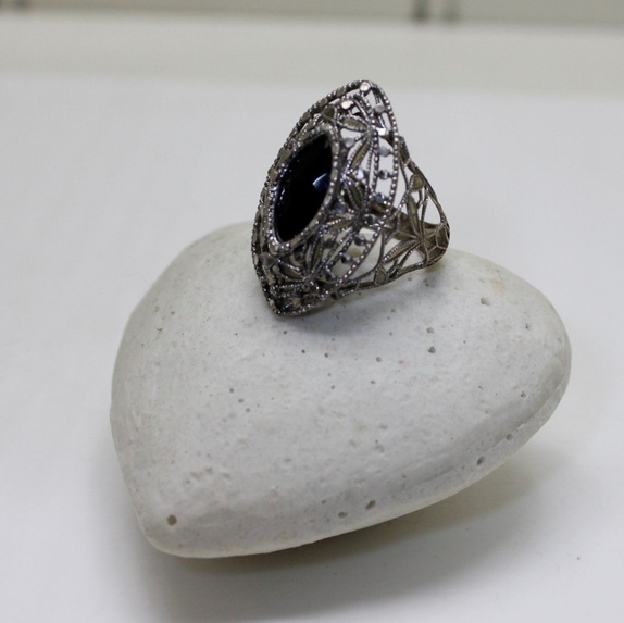 Ring med navettformet sort stein - Epla