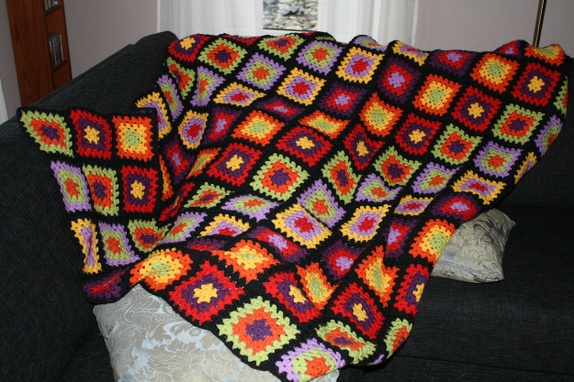 Heklet teppe i oldemorsruter - Epla