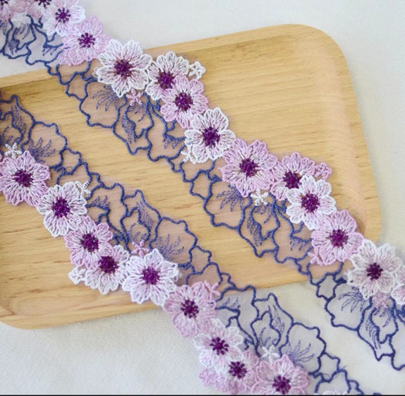 Blonder bånd dekorbånd Hvite blomster med lilla - Epla