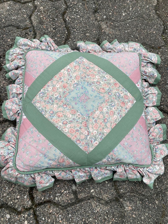 Patchworkpute med rysjekant - Epla