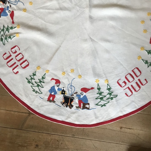 Rund juleduk håndbrodert - Epla