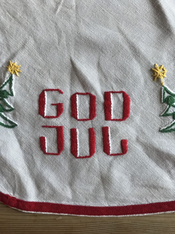 Rund juleduk håndbrodert - Epla