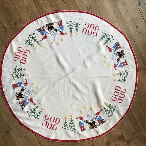 Rund juleduk håndbrodert - Epla