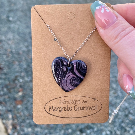 Halssmykke – svart/lilla marmorert hjerte - Epla