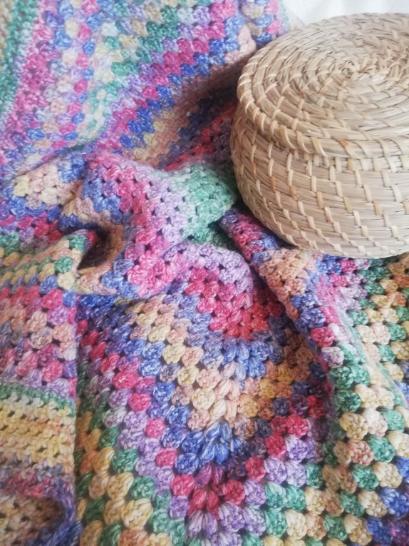 Mykt fargerikt babyteppe - Epla