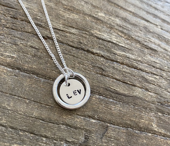 Smykke med tekst - LEV - Epla