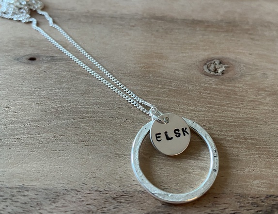 Smykke med tekst - ELSK - Epla