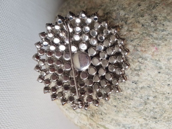 Brosje med røde og svarte steiner - Epla