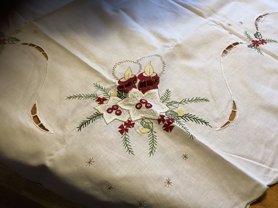 !!!Ny pris Gammeldags brodert juleduk - Epla