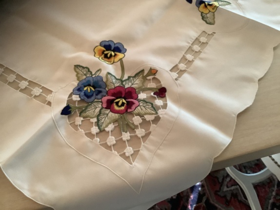 Flott duk med vakre broderte blomster - Epla