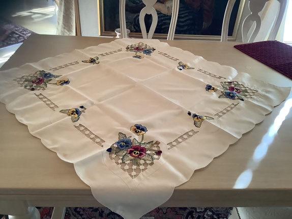 Flott duk med vakre broderte blomster - Epla