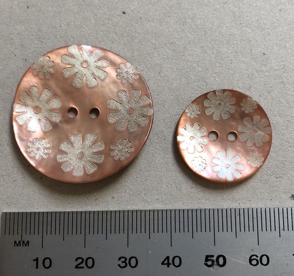 Perlemor blekrosa med blomster - Epla