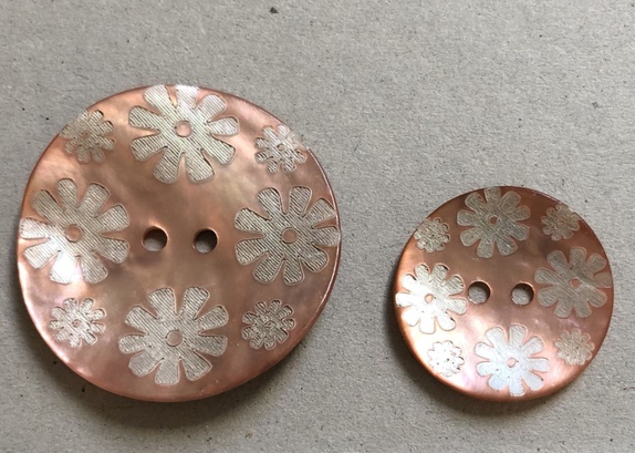 Perlemor blekrosa med blomster - Epla