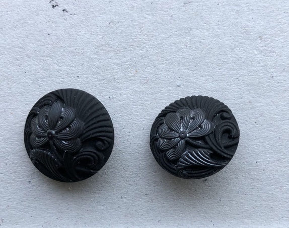 Sorte metallknapper med blomstermotiv - Epla