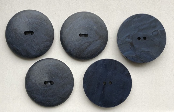 Store mørkblå knapper med sort marmorering - Epla